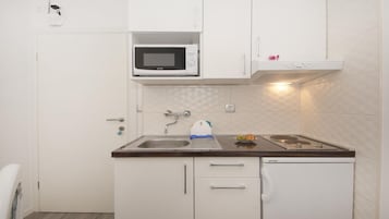 Apartamento (2 Bedroom Apt with Terrace n Sea View) | Cozinha americana privada | Geladeira