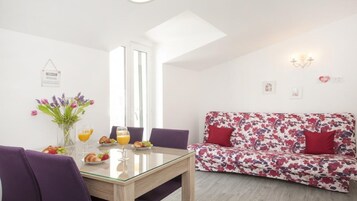 Apartamento (1 Bedroom Apt with Terrace n Sea View) | Sala | Televisor de ecrã plano de 50 cm com canais por cabo, televisor 