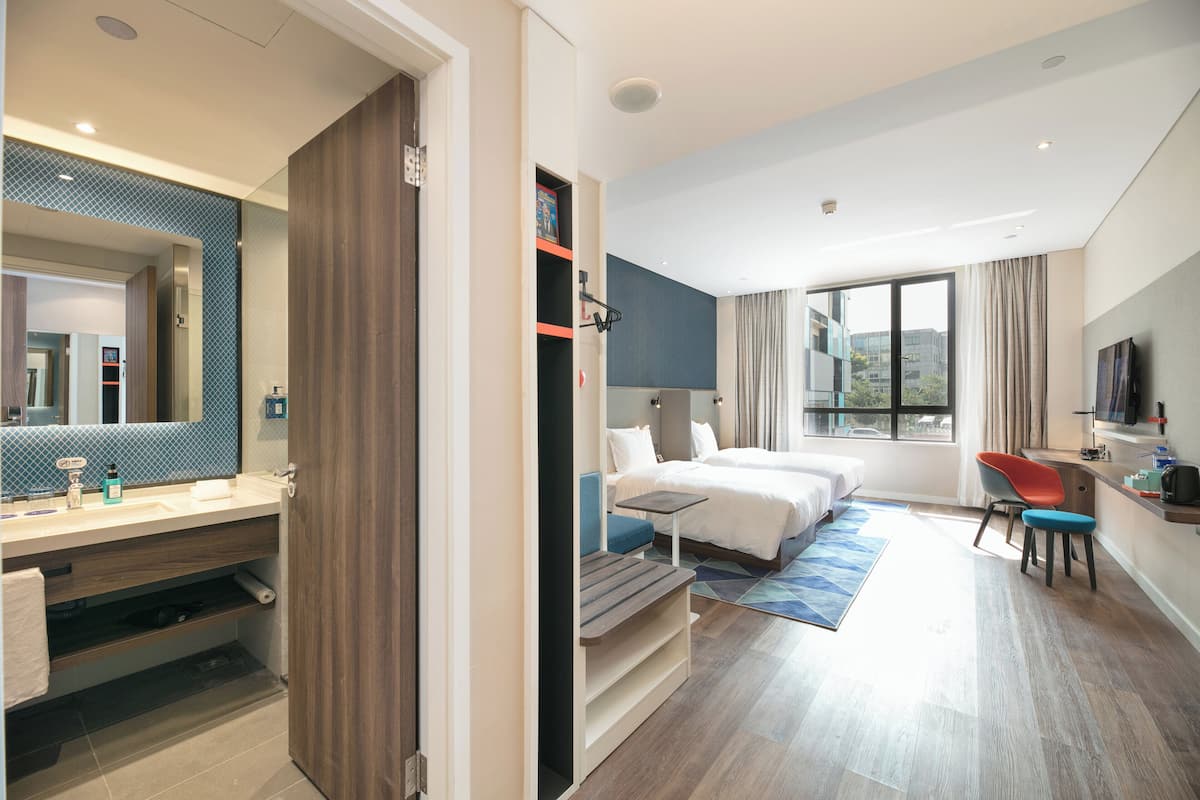 Quarto Standard, 2 camas individuais (Extra Floor Space) | Cofre no quarto, secretária, cortinas/cortinados opacos