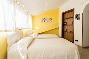 Cortinas/cortinados opacos, berços/camas para crianças, Wi-fi grátis 