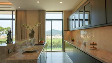 Vila, 2 quartos (Garden Pool) | Cozinha compartilhada | Chaleira elétrica