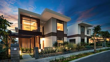 Vila, 4 quartos, vista para o campo de golfe (Duplex, Pool) | Frigobar, cofres nos quartos, escrivaninha, cortinas blackout