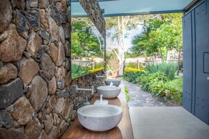 Quarto Duplo Deluxe | Casa de banho | Um polibã, toalhas fornecidas 