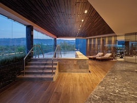 Piscina interior, da(s) 8:00 à(s) 20:00, espreguiçadeiras