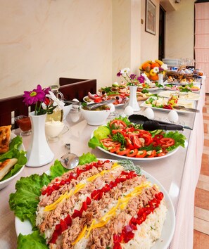 Café da manhã com buffet todos os dias (GEL 30 por pessoa)