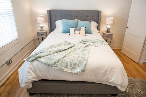 Cozy Haven W/ Queen Bed, Fireplace, Prime Location - ビズマーク, ND