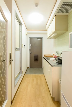 Apartamento (303) | Kitchenette privada | Um frigorífico, um micro-ondas, uma placa de cozinha 