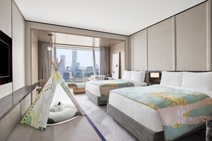 Quarto Familiar, 2 camas de casal, vista para o rio | Edredões de penas, minibar, cofre no quarto, secretária 