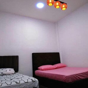 Quarto (Private Room (3,4,5)) | Cortinas/cortinados opacos, ferro/tábua de engomar, Wi-fi grátis 