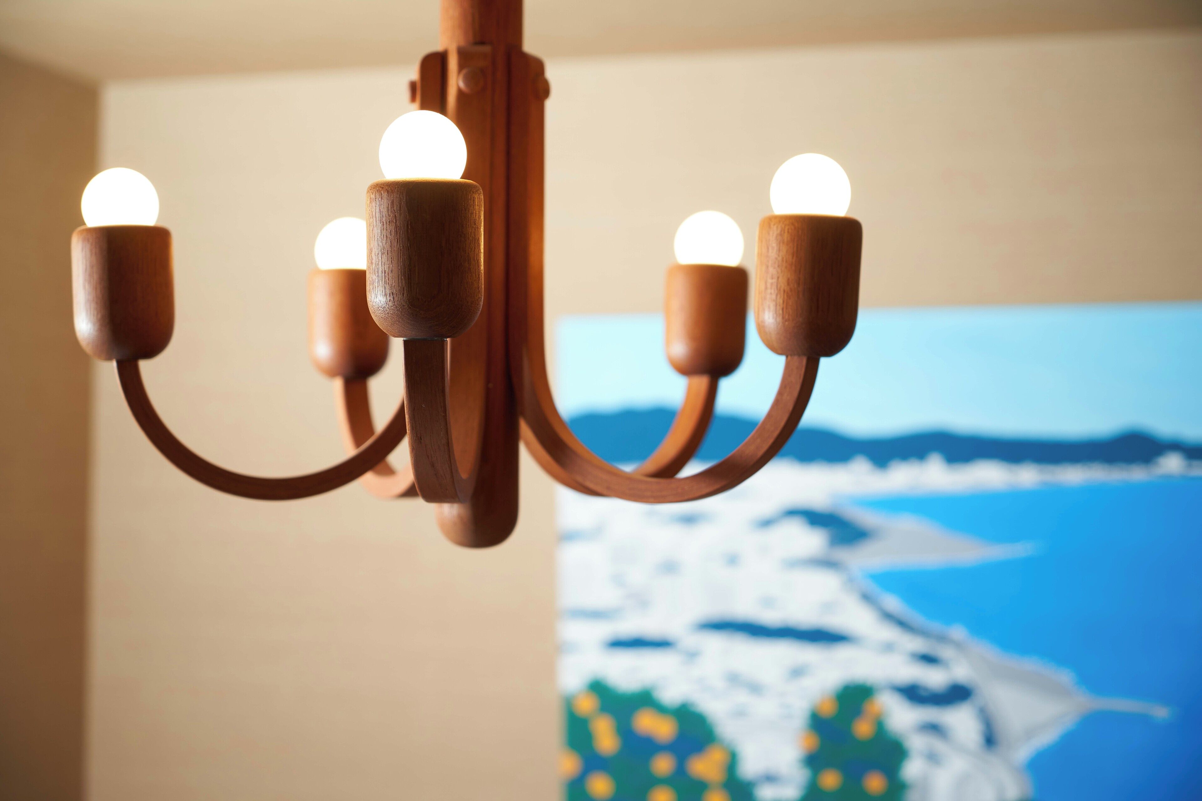 Um candelabro de madeira com quatro lâmpadas.