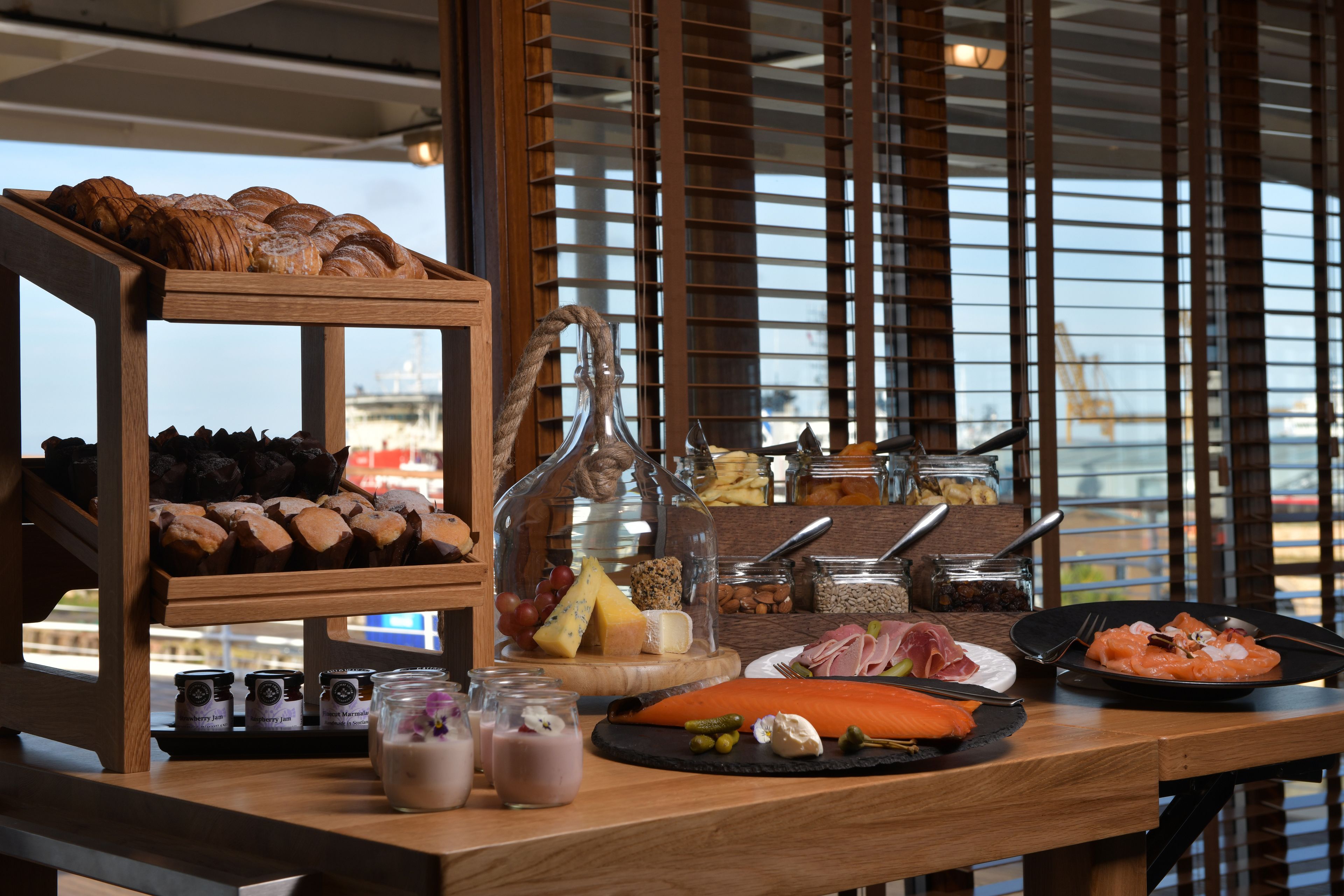 Café da manhã completo grátis todos os dias