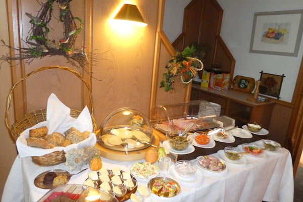 Pequeno-almoço tipo buffet diário incluído