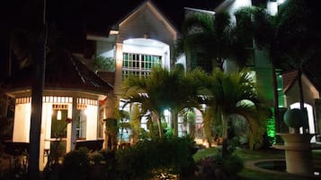 Fachada da propriedade à noite