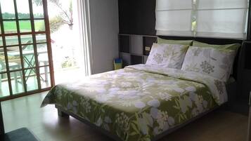 Quarto Deluxe, varanda | Secretária, cortinas/cortinados opacos, ferro/tábua de engomar