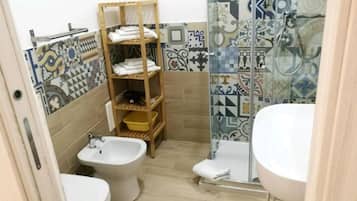 Quarto Twin | Casa de banho | Um polibã, um bidé, toalhas fornecidas