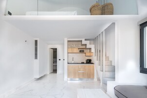 Suíte superior, piscina particular | Cozinha privada | Geladeira, máquina de café expresso, cafeteira/chaleira