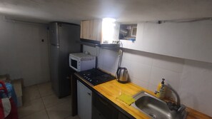 Um frigorífico (a pedido), um micro-ondas (a pedido), um forno 