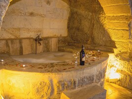 Defne Cave Honeymoon Suite | Comodidades do banheiro | Produtos de toalete de grife, secador de cabelo, chinelos 