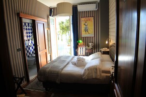 Quarto panorâmico, 1 cama King, sacada, vista para o vale | Quartos à prova de som, roupa de cama