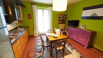 Apartamento clássico | Cozinha privada | Geladeira, cooktop, talheres/pratos/utensílios de cozinha