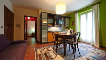 Apartamento clássico | Área de estar | TV de tela plana
