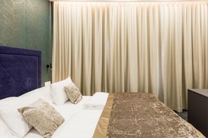 Quarto Duplo Superior, 1 cama queen-size, não fumadores | Roupa de alta qualidade, camas de colchão pillowtop, secretária