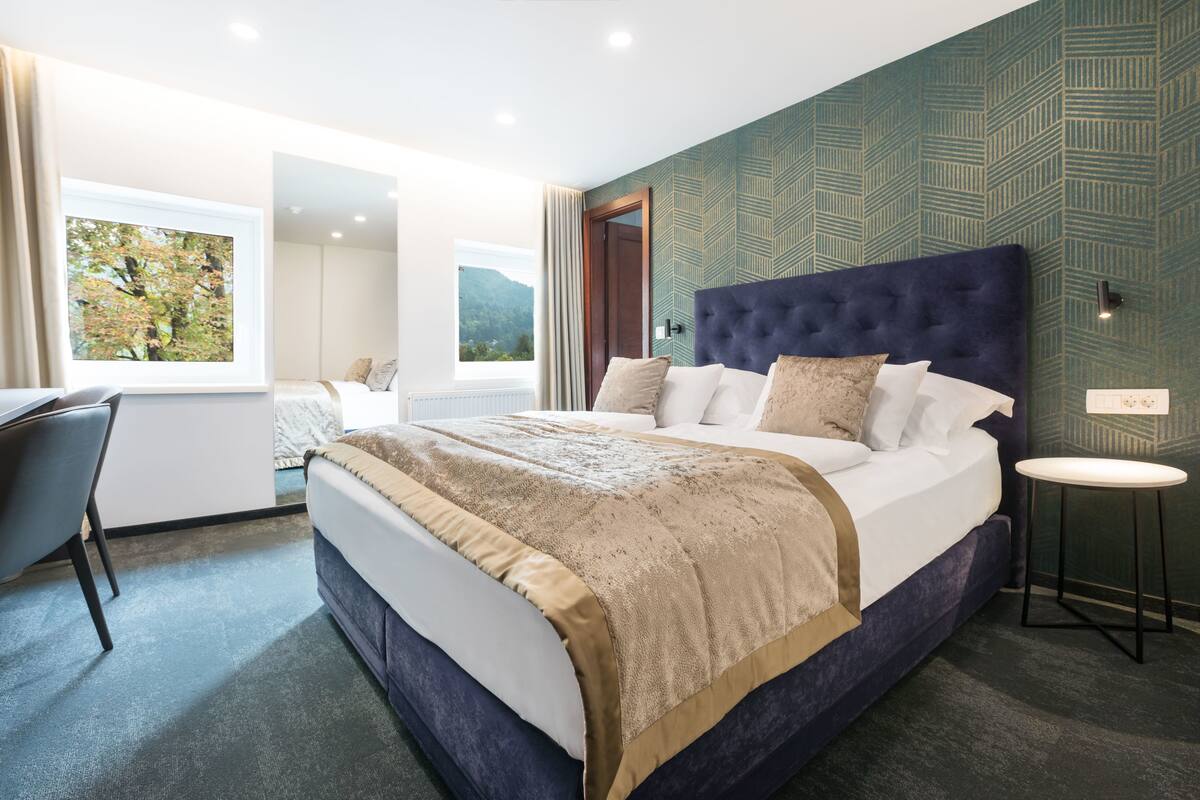 Quarto Duplo Standard, 1 cama queen-size, não fumadores | Roupa de alta qualidade, camas de colchão pillowtop, secretária