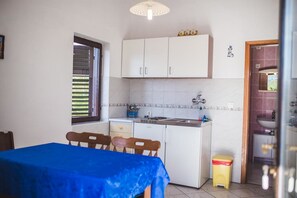 Apartamento, 1 quarto (Jug 1) | Refeições no quarto