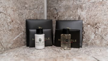 Quarto Duplo Standard | Comodidades da casa de banho | Um polibã, produtos de higiene exclusivos, um secador de cabelo
