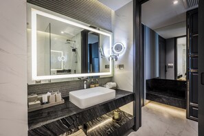 Artigos de higiene pessoal grátis, um secador de cabelo, roupões 