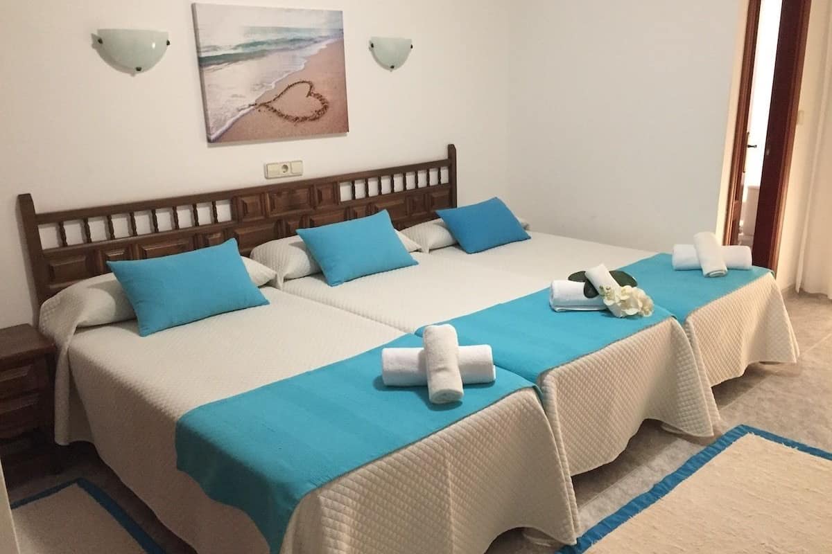 Quarto Triplo | Wi-fi grátis, roupa de cama fornecida, acesso para cadeira de rodas