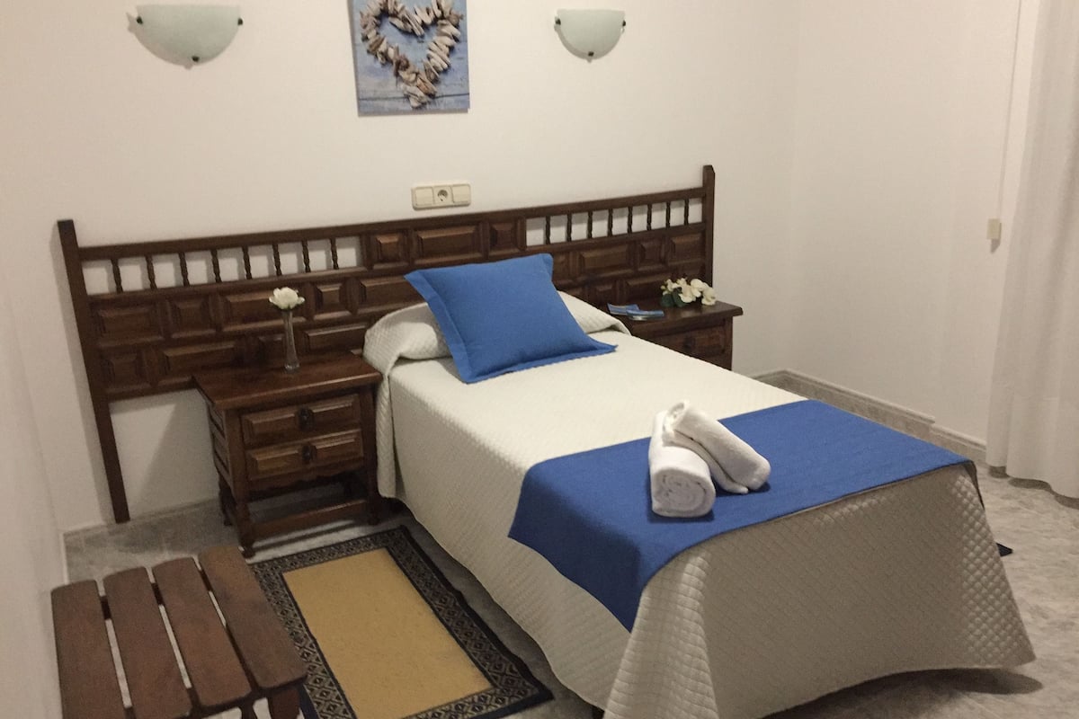 Quarto Individual | Wi-fi grátis, roupa de cama fornecida, acesso para cadeira de rodas