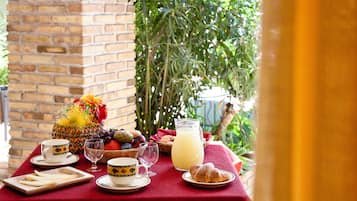 Pequeno-almoço tipo buffet diário mediante uma taxa