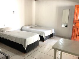 Quarto quádruplo | Frigobar, Wi-Fi de cortesia, roupa de cama