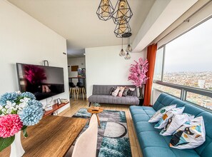 Apartamento Exclusivo, 3 quartos, vista para o oceano | Sala de estar | Televisor de ecrã plano de 55 polegadas com canais por cabo, televisor 