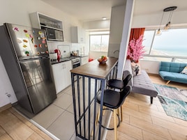 Apartamento exclusivo, 3 quartos, vista para o oceano | Cozinha privada | Geladeira, micro-ondas, talheres/pratos/utensílios de cozinha