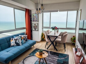 Apartamento Exclusivo, 3 quartos, vista para o oceano | Sala de estar | Televisor de ecrã plano de 55 polegadas com canais por cabo, televisor 