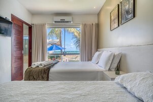 Frigobar, escrivaninha, cortinas blackout, ferros/tábuas de passar roupa