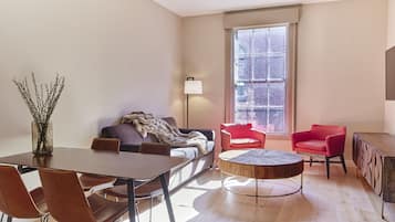 Loft, 1 quarto | Sala de estar | Televisor LED de 52 polegadas com canais via satélite, televisor