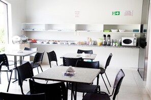 Café da manhã completo grátis todos os dias