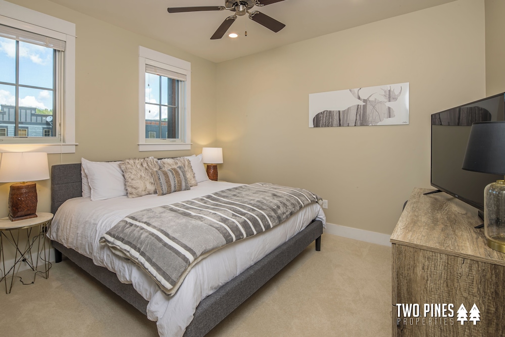 Stunning And Spacious Mid-century Town Center Home! Private Patio With Hot Tub! - Big Sky, MT
