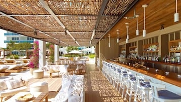 4 bares/lounges, este bar no terraço do hotel