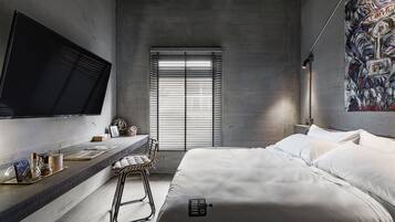 Quarto Clássico com Cama de Casal | Minibar grátis, secretária, cortinas/cortinados opacos, Wi-fi grátis