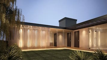Fachada da propriedade à noite
