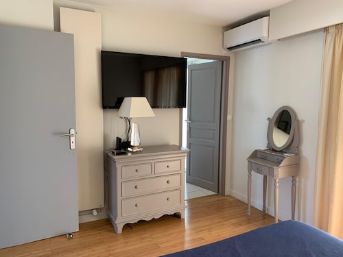 3p Lux 400 M Von Der Rue D'atibes Und Dem Palais Des Festvals Entfernt. 250 M Forville Market. - Cannes