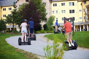 Uma passagem com pessoas andando em Segways.