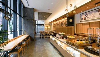 Pequeno-almoço tipo buffet diário (2300 JPY por pessoa) 