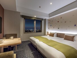 Edredões de penas, camas de colchão viscoelástico, cofre no quarto 