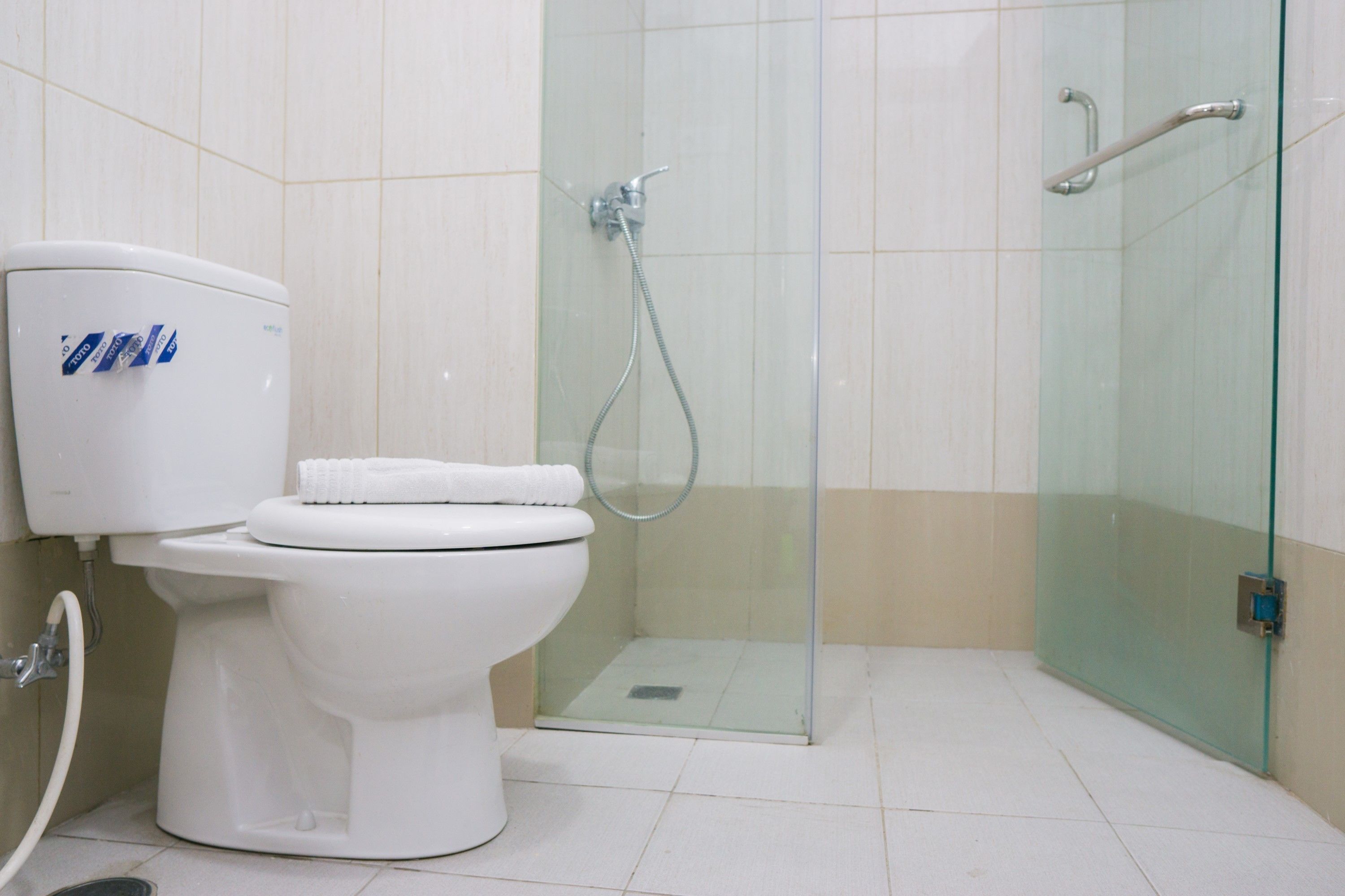 Quarto | Banheiro | Chuveiro, produtos de toalete grátis, toalhas de banho 