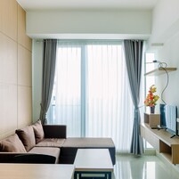 Uma sala de estar moderna com um sofá, uma mesa de centro e uma TV em um suporte.